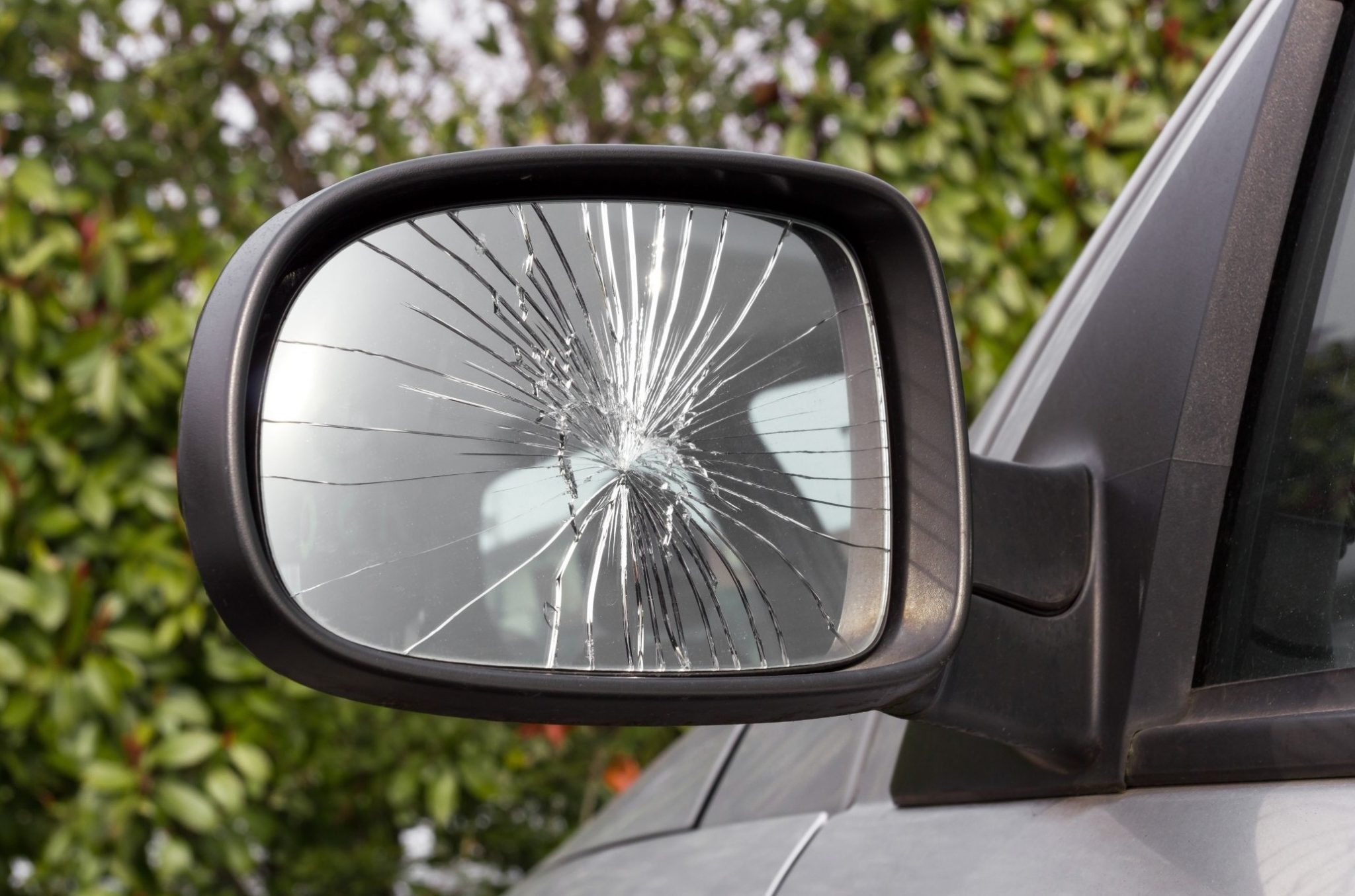 Specchietto auto parcheggiata rotto: cosa fare